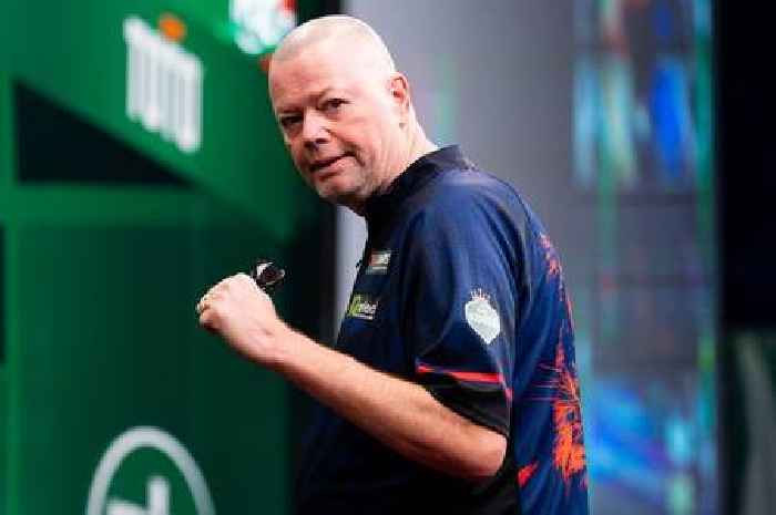 Raymond van Barneveld has his hair tattooed on as - One News Page