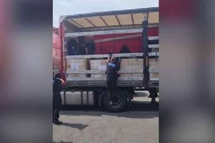 Live updates as lorry 'with people in the back' - One News Page