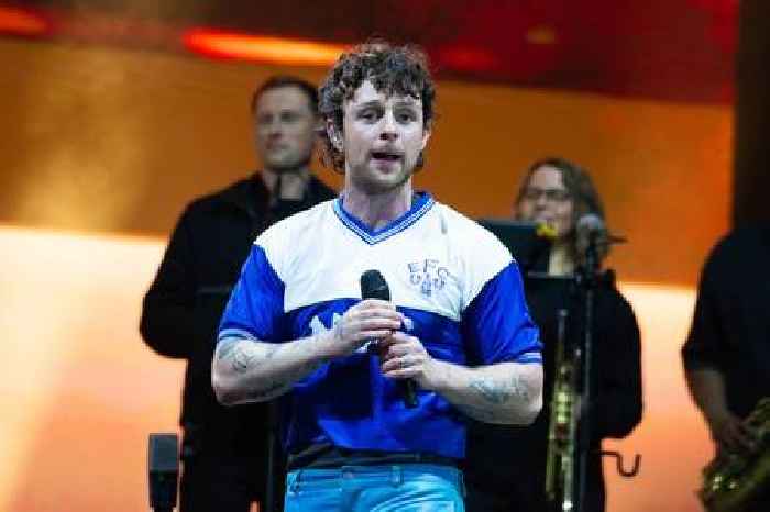 Tom Grennan has metal plates fitted in jaw after - One News Page