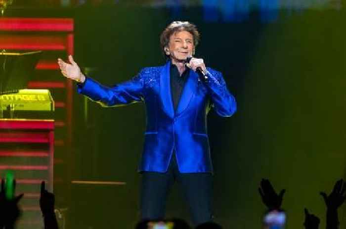 Barry Manilow declares 'we made it' at Glasgow - One News Page