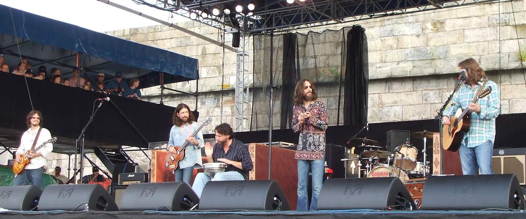 The Black Crowes Booed For Dissing Crowd Chanting - One News Page